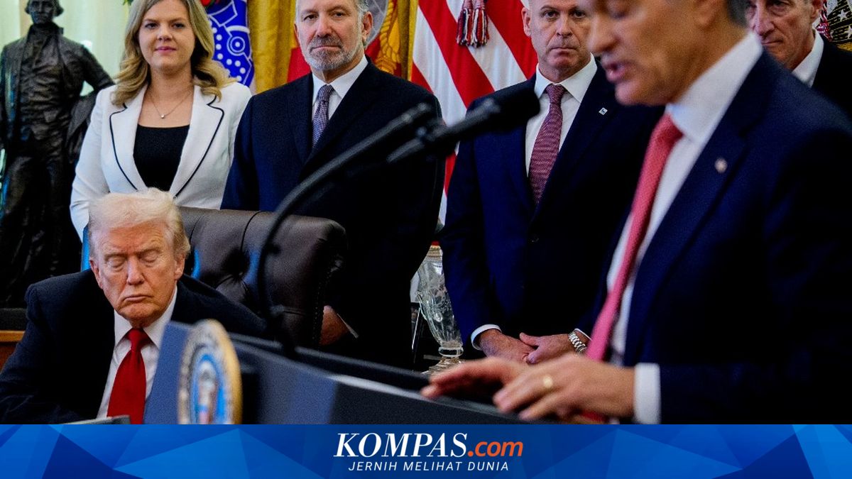 Viral Trump Pejamkan Mata saat Pejabat Pidato di Gedung Putih, Kucek ...