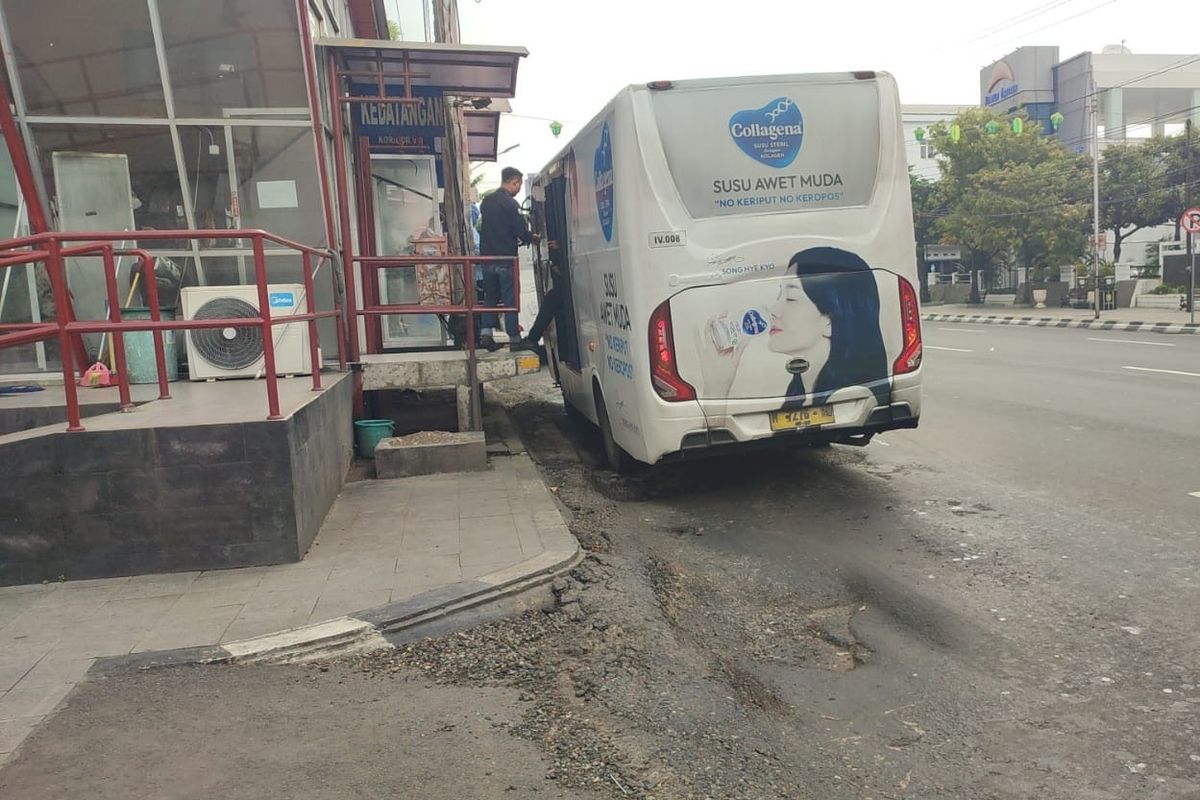 Masyarakat Keluhkan Jalur Bus Bergelombang di Halte Jalan Pemuda ...