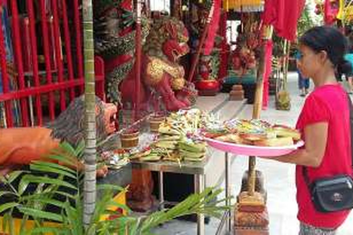 Umat Buddha di Kuta Menghaturkan Sesaji di Vihara Dharmayana