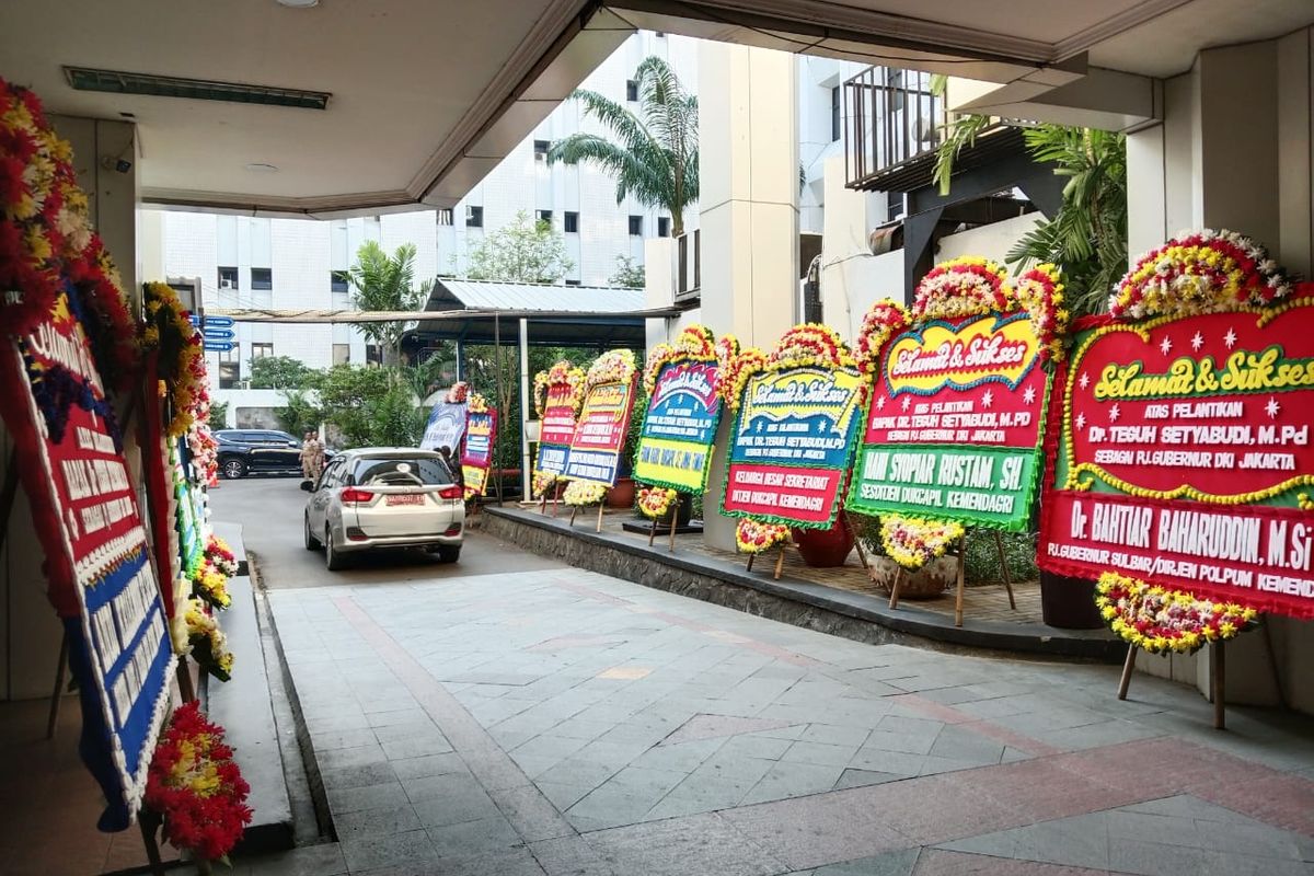 Karangan Bunga Berjejer di Kemendagri, Selamati Teguh Setyabudi Pj ...