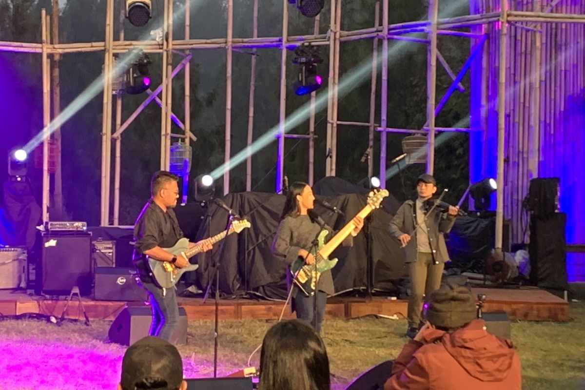 Andre Dinuth Boyong Istri ke Jazz Gunung Bromo 2022, Duet Bareng di ...