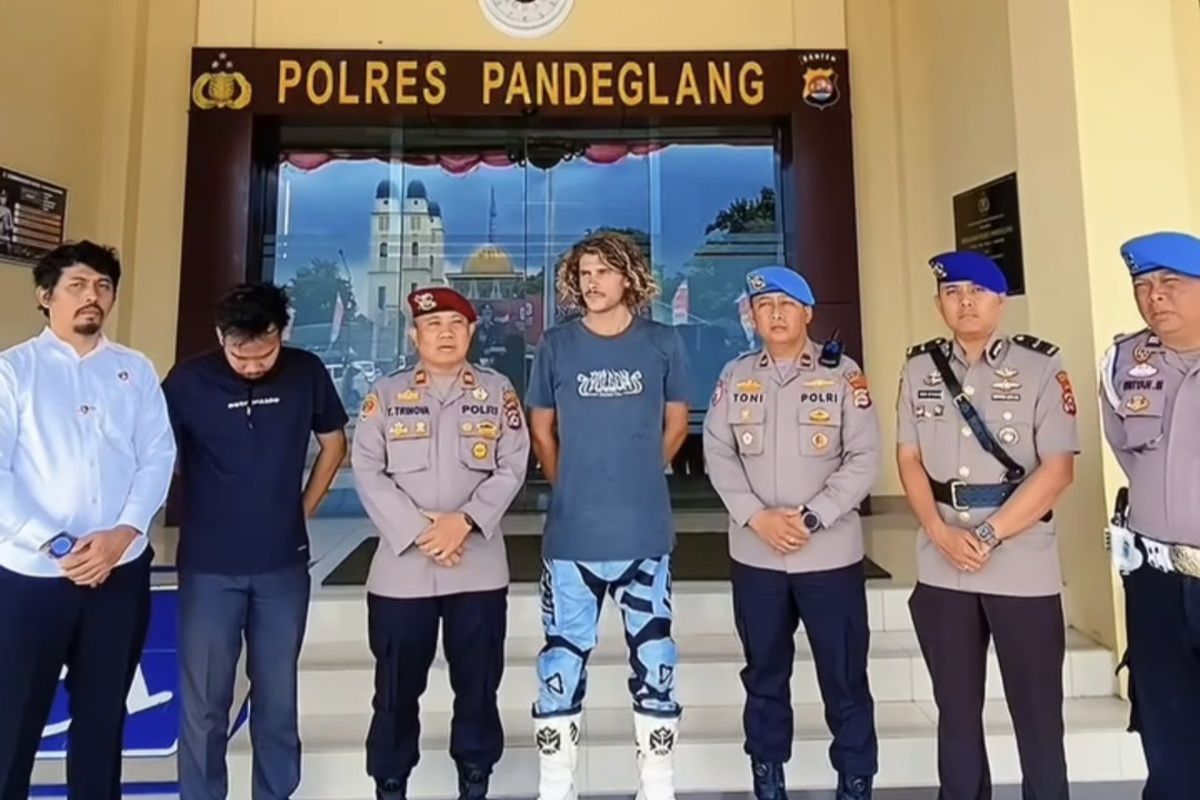 Video WNA Lapor Kehilangan Kamera Viral, Polres Pandeglang Sebut Tak ...