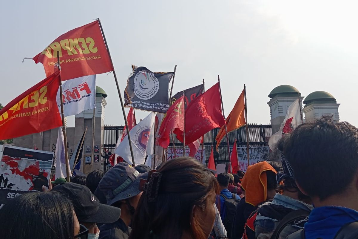 Mahasiswa Kembali Demo di Depan Gedung DPR RI, Bawa Spanduk "Lawan ...