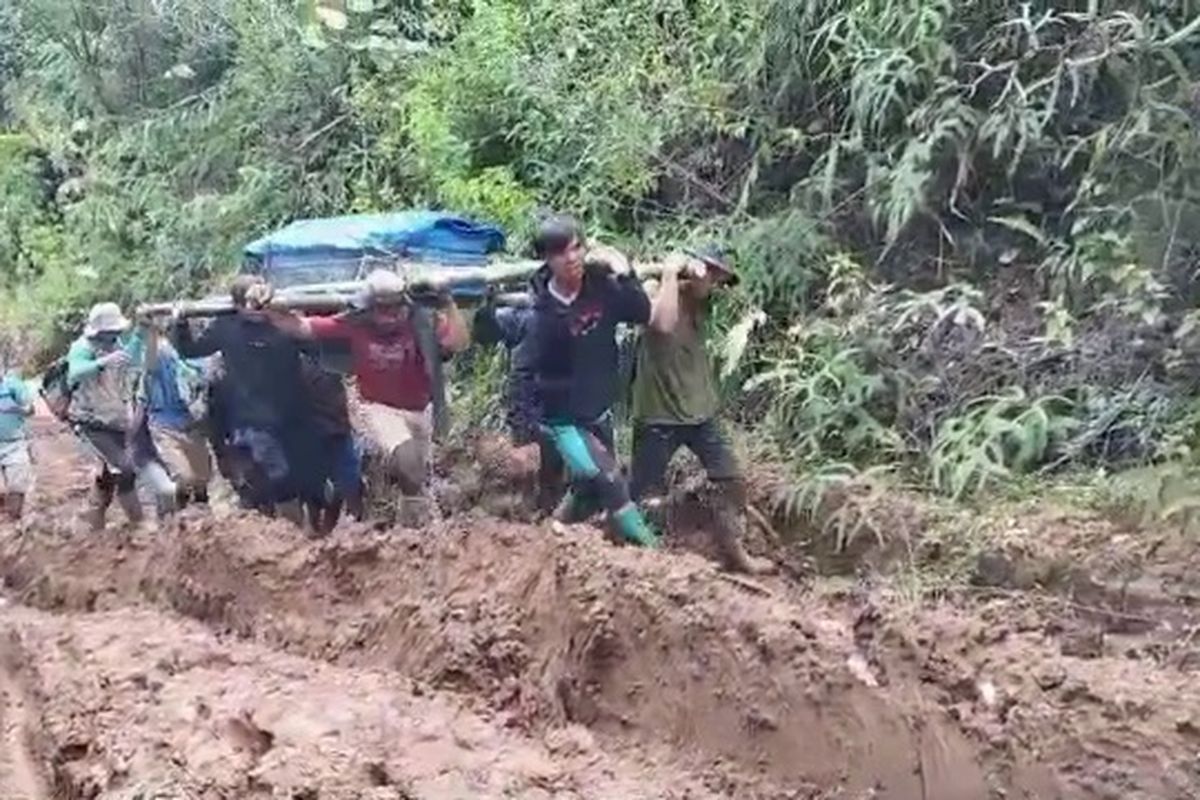 Jenazah Anak Penderita Leukemia di Luwu Utara Ditandu 5 Jam Melewati Medan Berlumpur