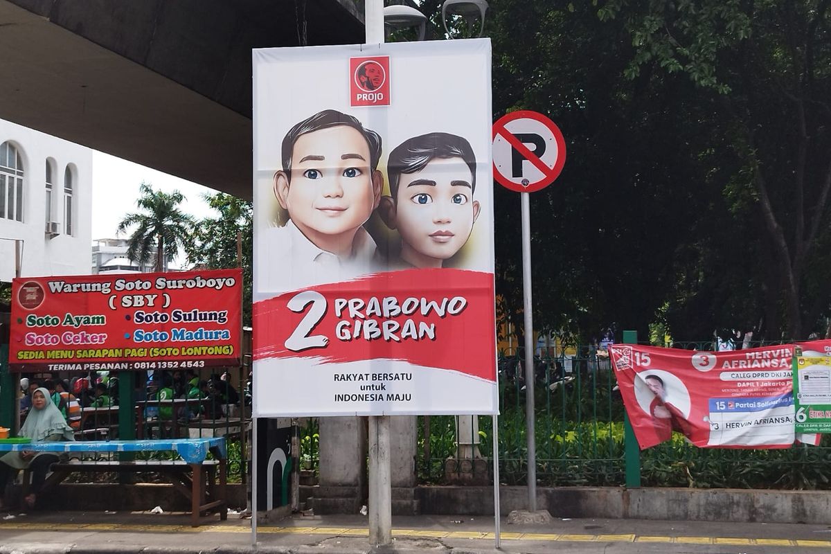 APK Semrawut di Sekitar Stasiun Gondangdia, Baliho Dibiarkan Menancap ...