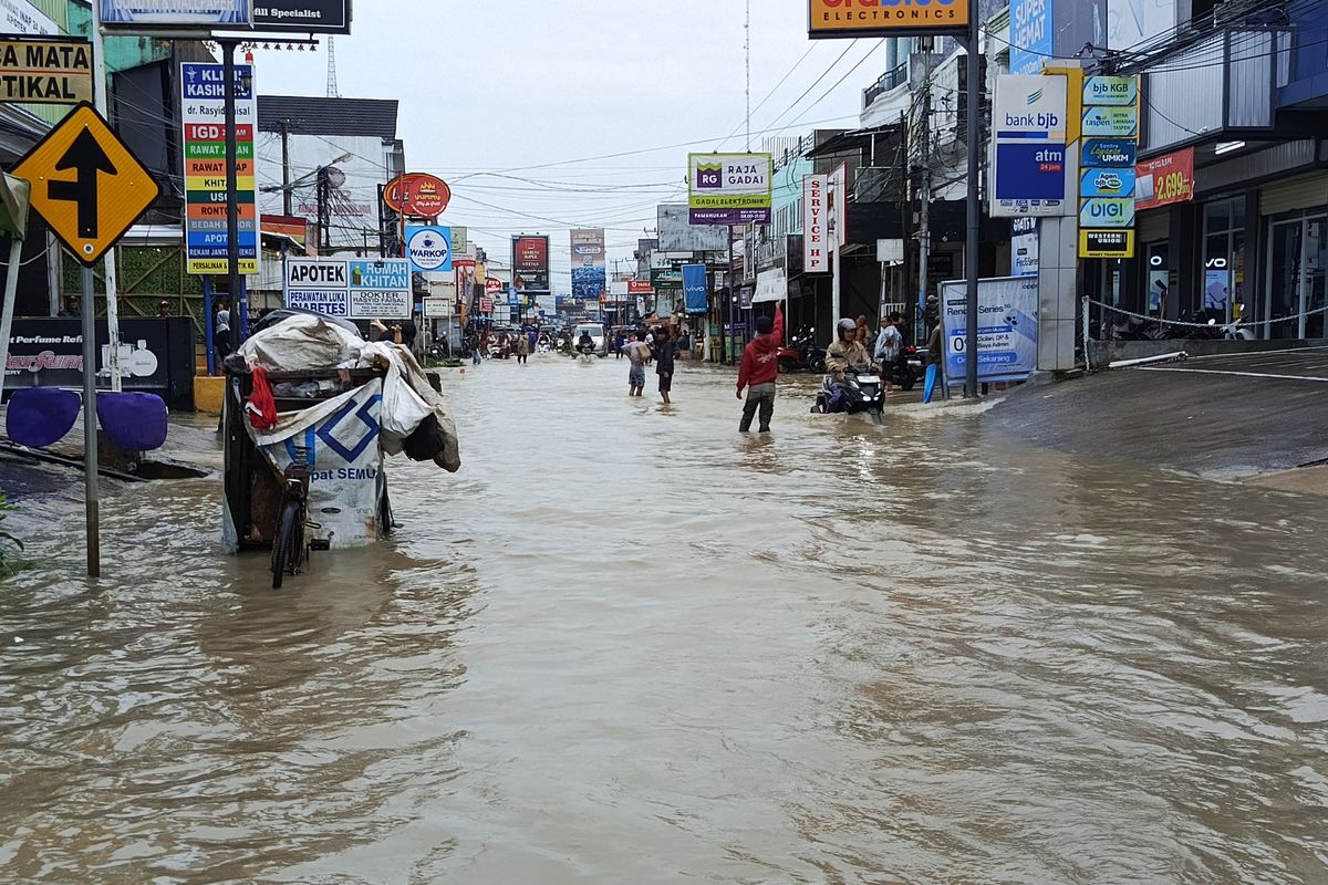 Darurat Banjir Subang: Sungai Cipunagara Meluap, Warga Pamanukan Takut ...