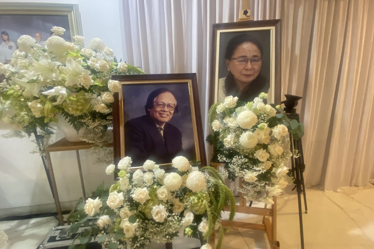 Air Mata di Rumah Duka Maria Bernadeth Latifah Oetama, Tulip Merah Muda ...