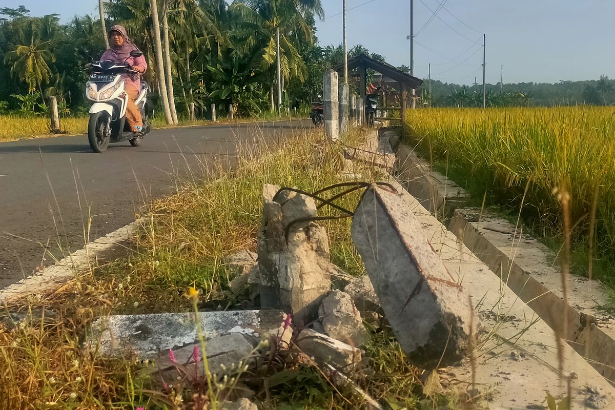 Lapor Polisi karena Belasan Tiang Beton Pembatas Jalan Hancur, Dukuh ...