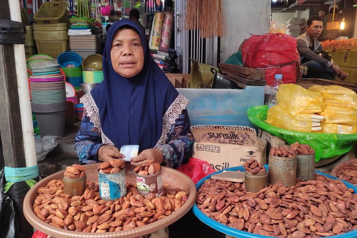 Sahrin, Wanita Penjual Kenari yang Mampu Sarjanakan 7 Anaknya