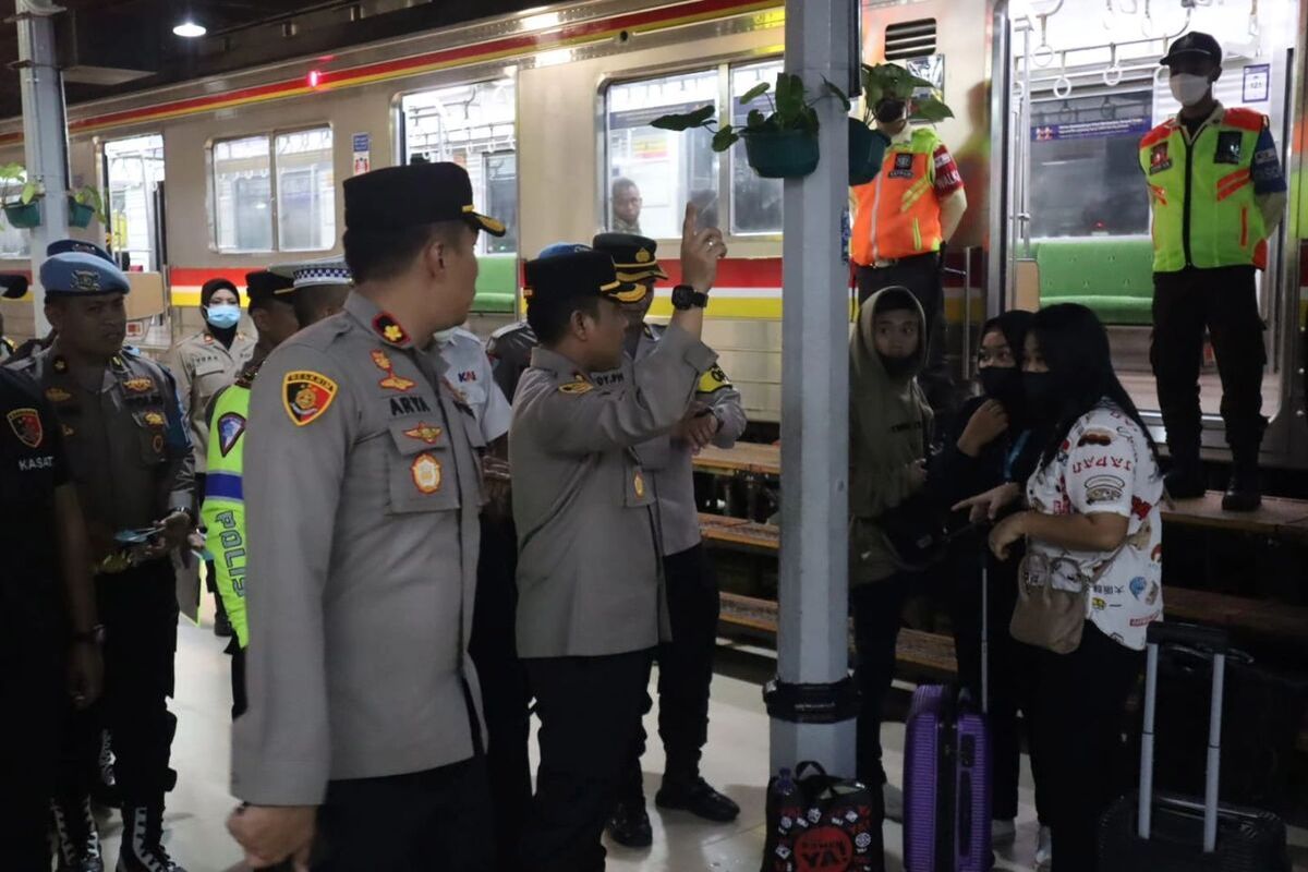 Ketinggalan Kereta di Rangkasbitung, 4 Pemudik Ini Diantar Polisi Pakai ...