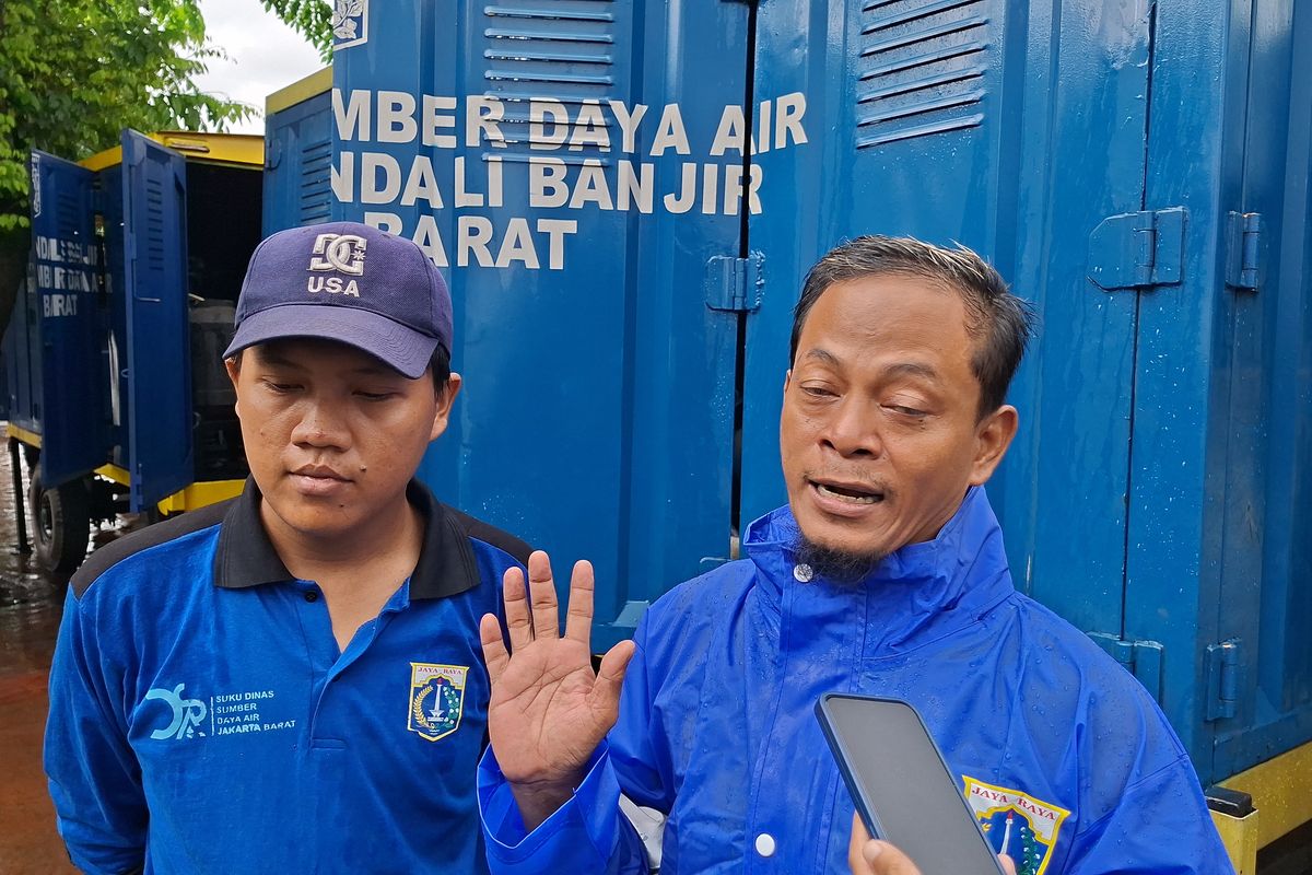 Operasikan Pompa Banjir Nonstop, Pasukan Biru: Pantang Pulang Sebelum Surut