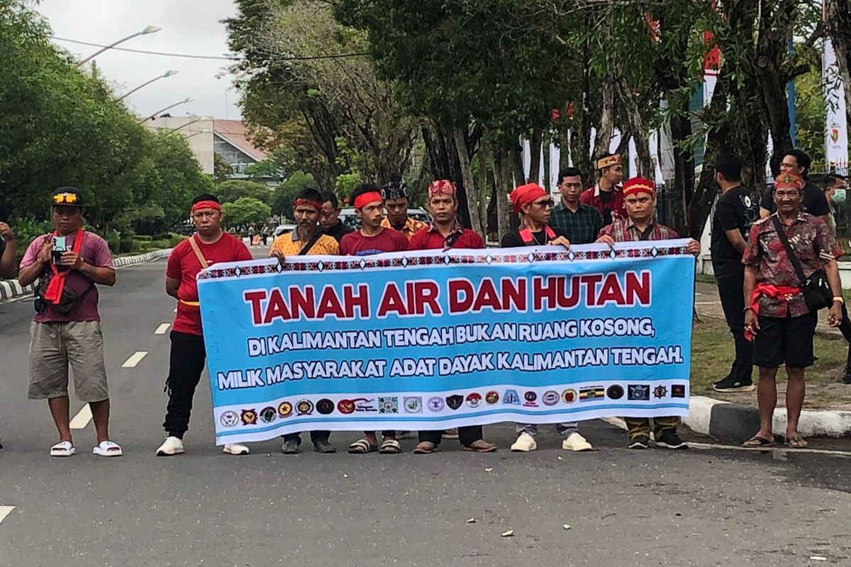 Unjuk Rasa Tolak Transmigrasi di Kantor Gubernur Kalteng, Pedemo ...