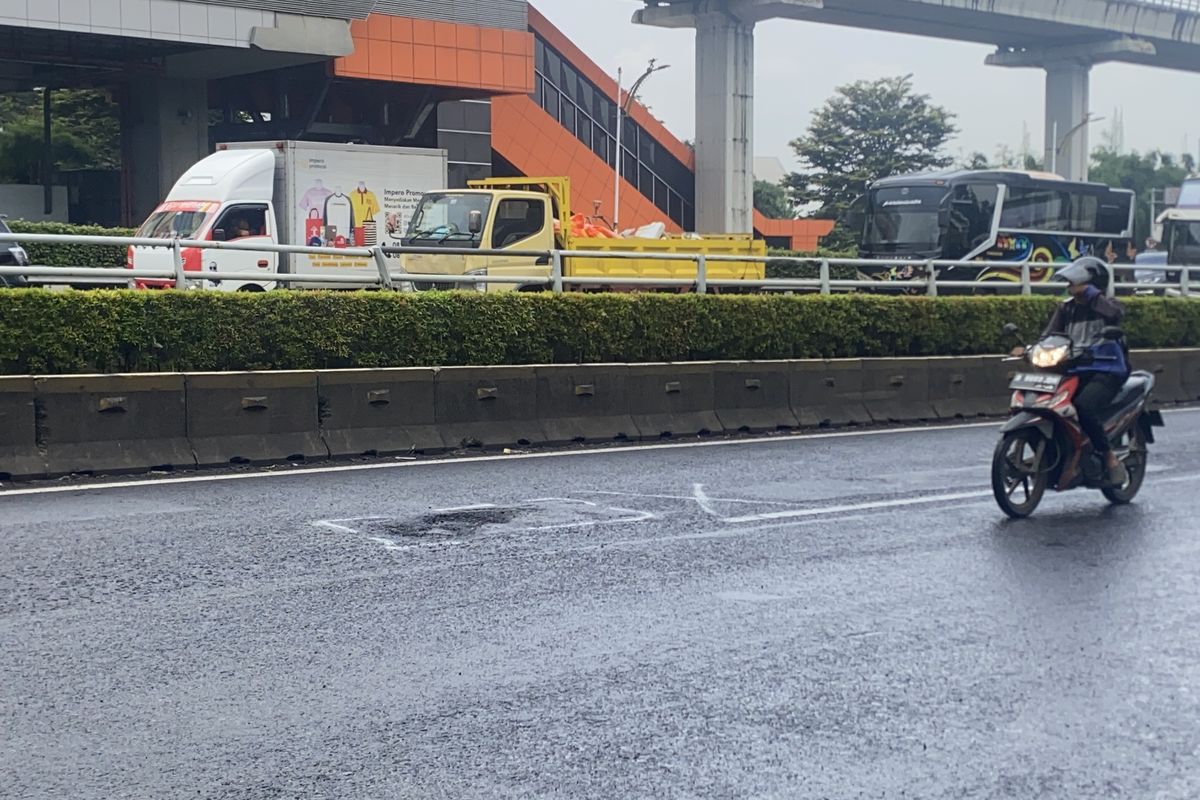 Motor Terperosok Lubang Tertutup Air Hujan di Jalan MT Haryono ...