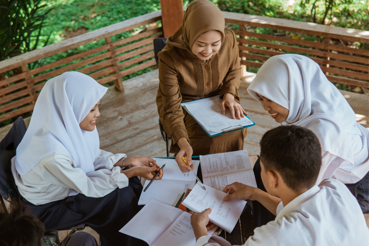 Sejarah Hari Guru Nasional hingga Daftar Contoh Surat untuk Guru