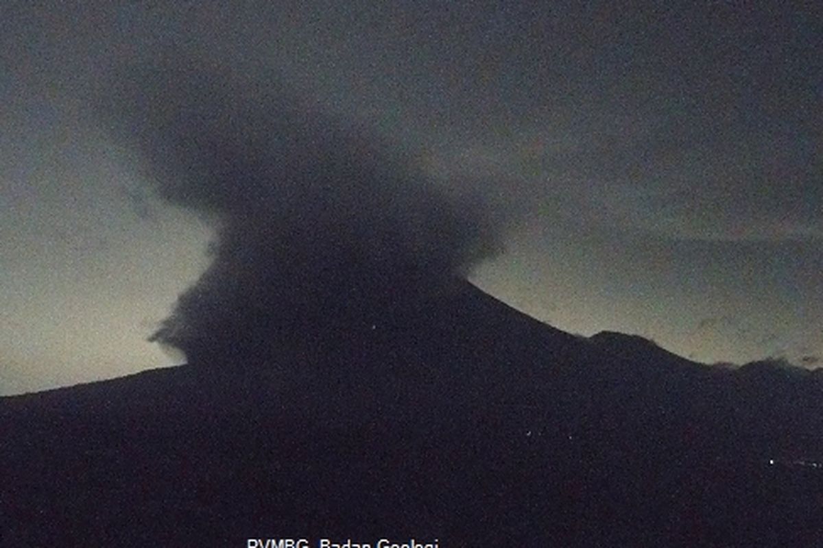 Awan Panas Gunung Semeru Meluncur Sejauh 5 Kilometer