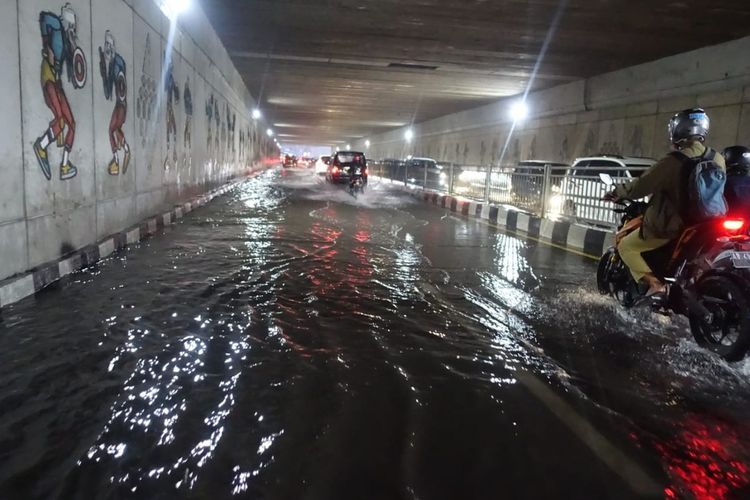 Foto : Jalan di Underpass Kentungan Sleman Sempat Tergenang Air