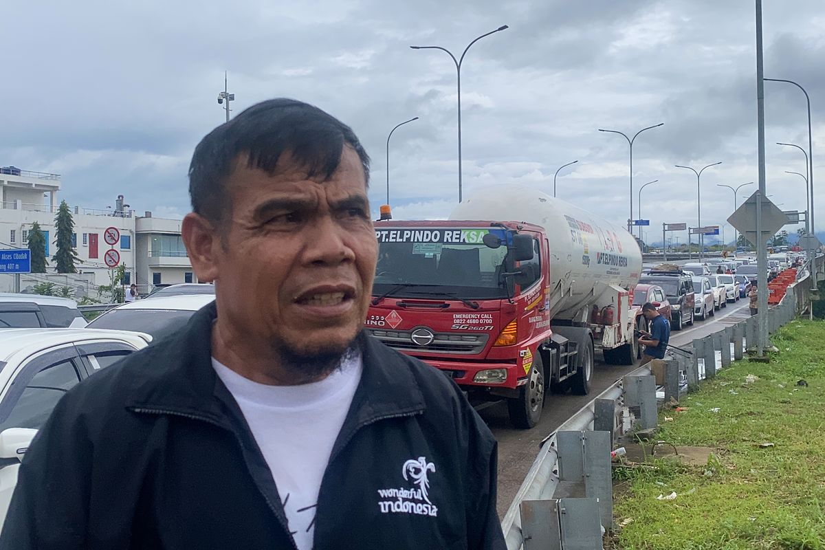 Akitivitas Pemudik Saat Terjebak Macet Horor di Exit Tol Bocimi, Jalan Kaki Cari Toilet