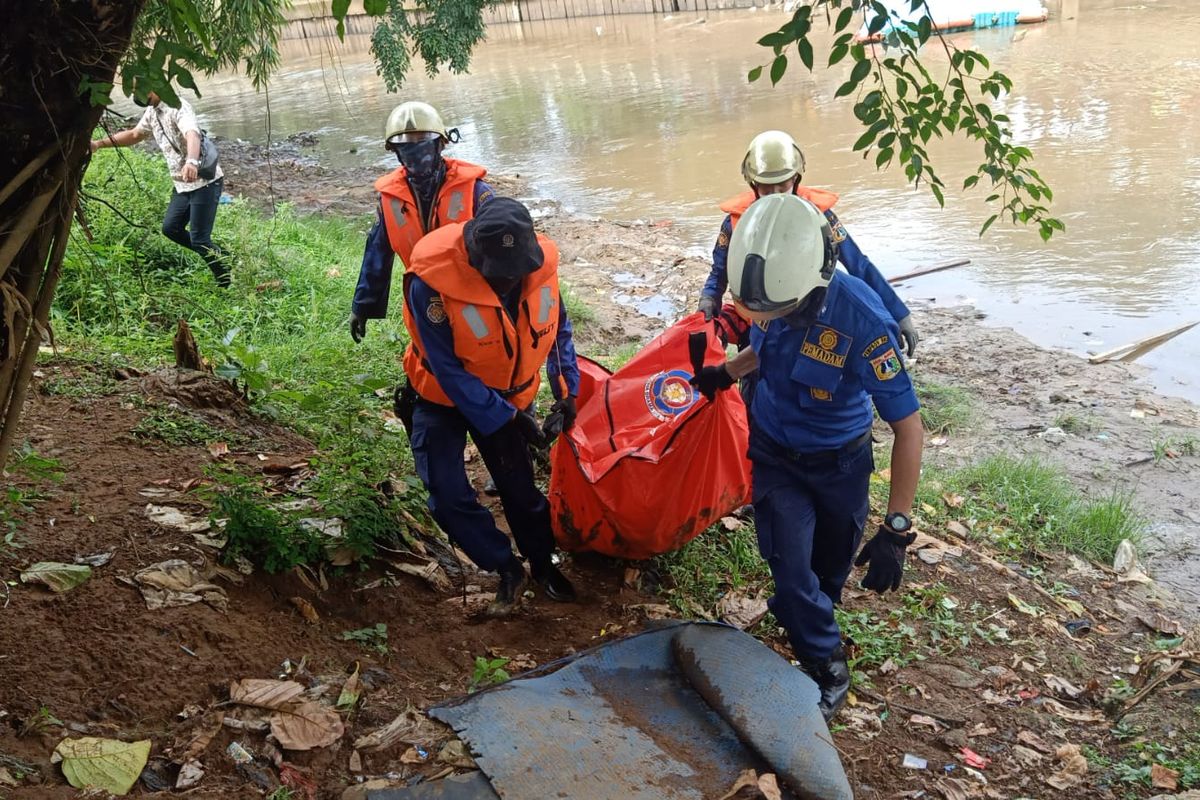 Hilang 3 Hari, Seorang Pria Ditemukan Tewas Mengambang di Kali Ciliwung