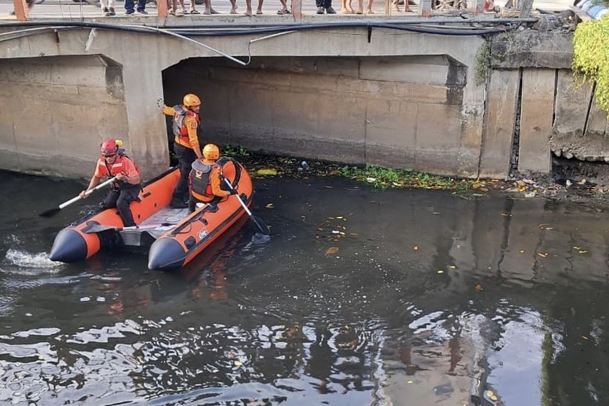 Semburan Air Disertai Bau Gas di Sungai Rungkut Madya Surabaya Aman