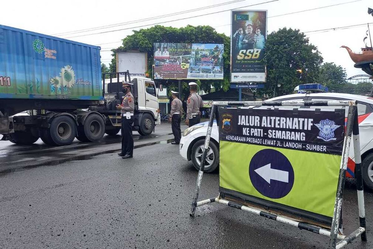 Imbas Perbaikan Jalan, Jalur Pantura Pati-Rembang Macet Parah