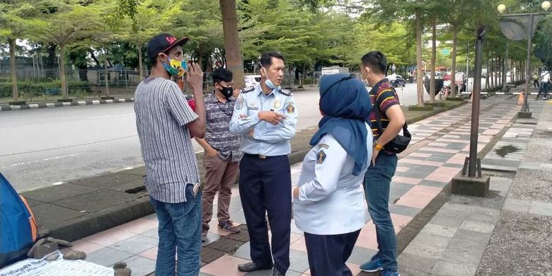 Sudanese Refugee Pitches Tent in Front of UNHCR Building in Indonesia’s ...