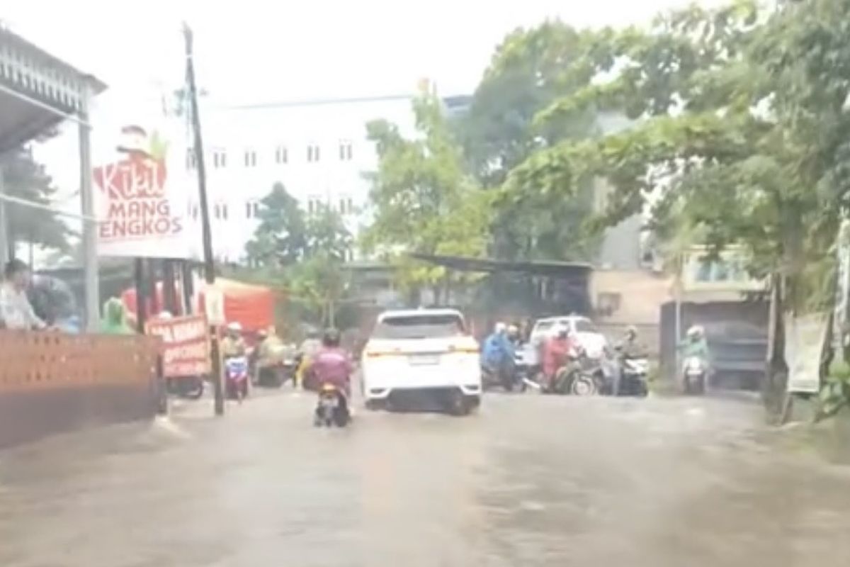 Jalan Radar Auri Depok Banjir, Motor Mogok dan Pengendara Putar Balik