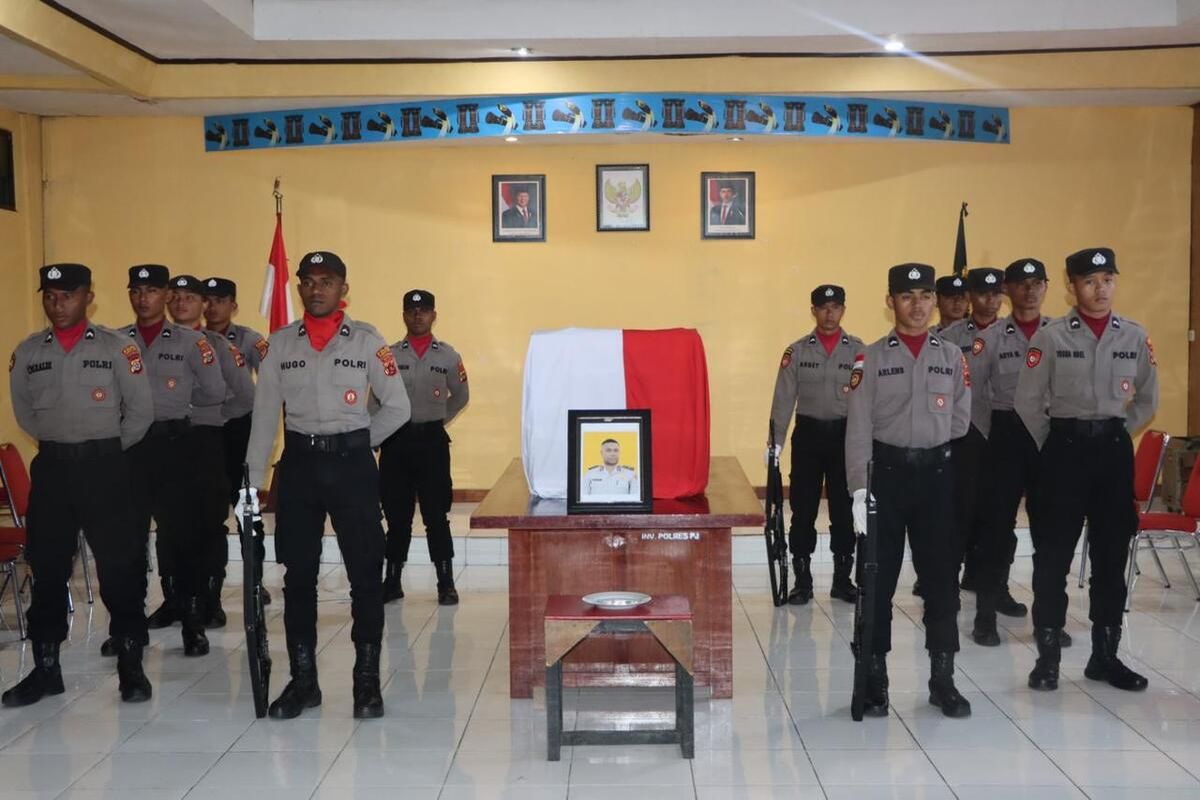 Gugur Ditembak KKB, Brigpol Ronald Enok Terima Penghormatan Terakhir di ...