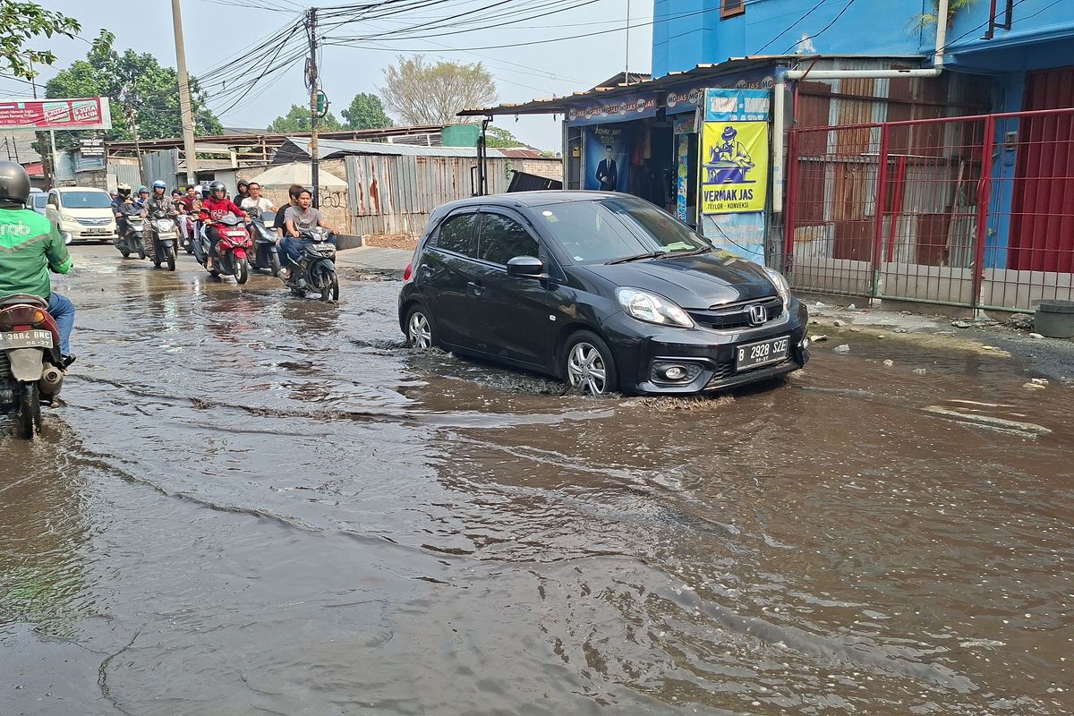 Genangan "Abadi" Disedot dan Jalan Rusak di Jaksel Diperbaiki, Warga ...