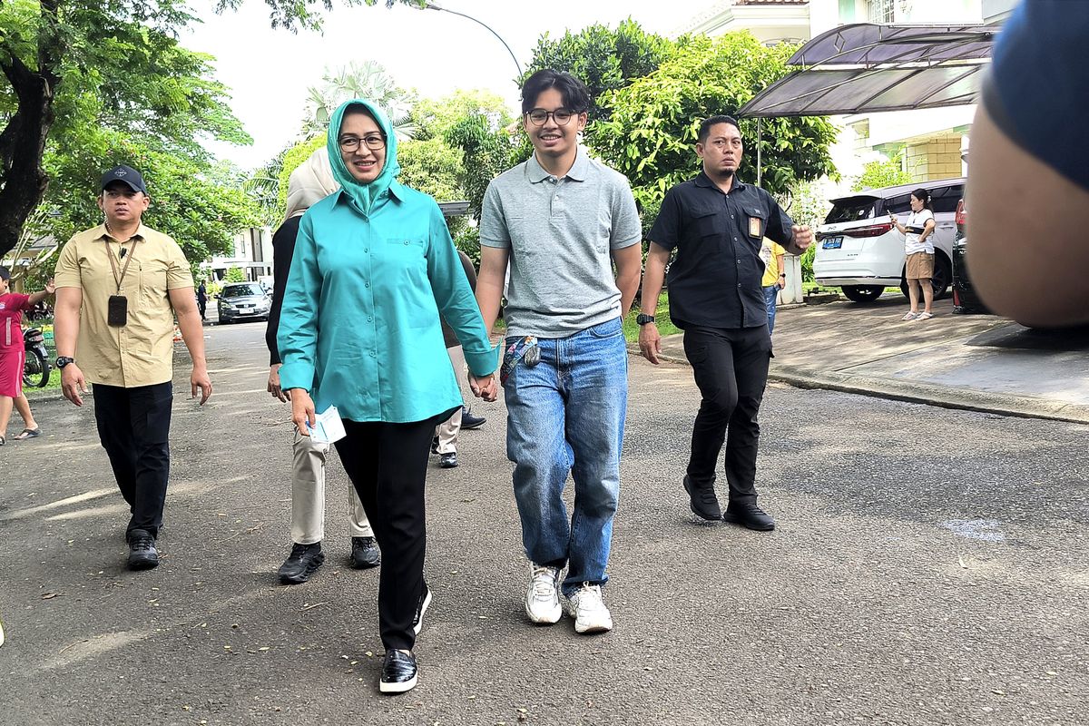 Airin Mencoblos di Tangsel Bareng Keponakan, Disemangati Warga di TPS