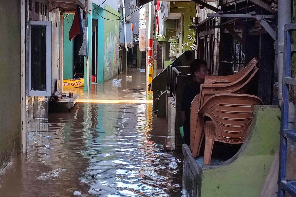 Warga Kebon Pala Mulai Membersihkan Rumah meski Banjir Belum Surut