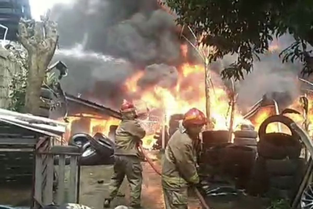 Gudang Ban di Bintaro Hangus Terbakar, Kerugian Ratusan Juta Rupiah