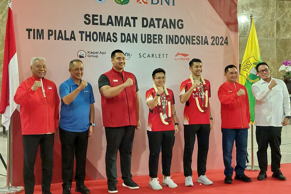 Tim Thomas dan Uber Cup Indonesia Tiba di Tanah Air, Disambut Kalungan ...