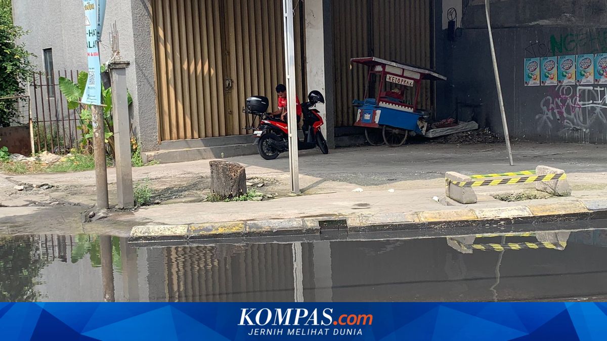 Genangan Air Comberan di Jalan Raya Ceger yang Dua Tahun Tak Surut ...