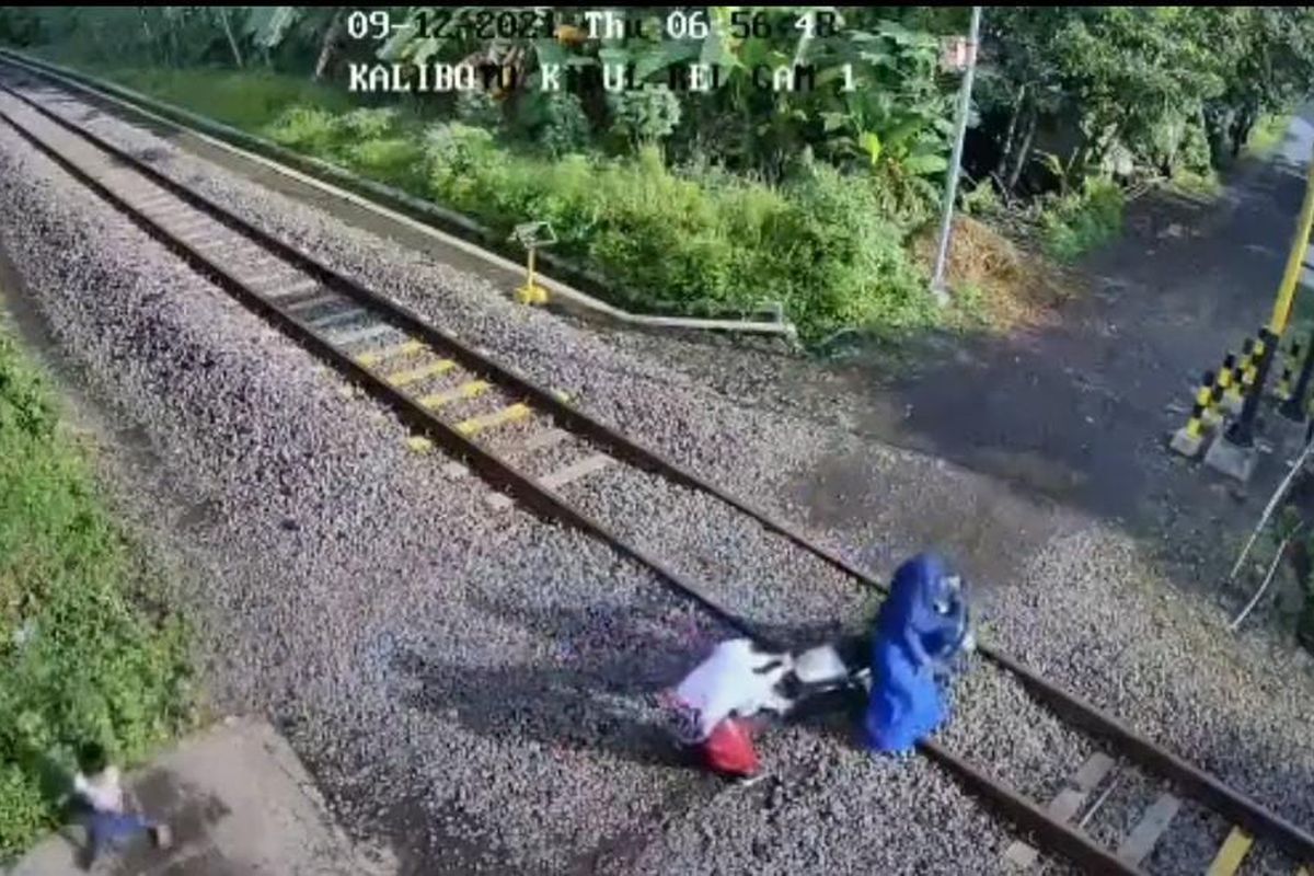 Video Viral Sepeda Motor Tersambar Kereta Api, Bermula Macet di ...
