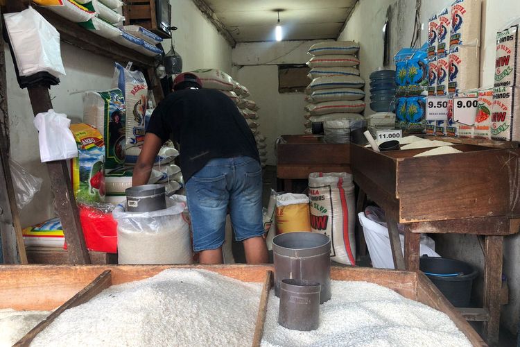 Foto : Imbas Harga Naik, Pedagang Kurangi Stok Beras agar Tidak Rugi