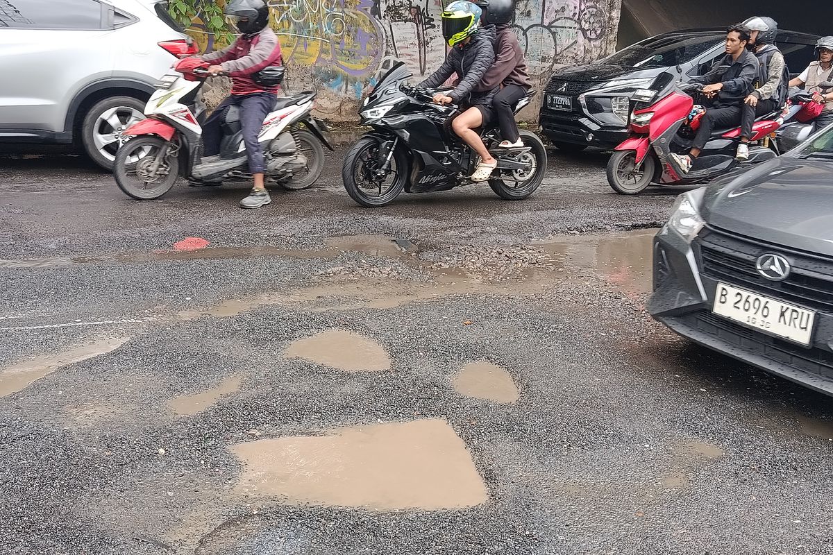 Jalan KH Noer Ali Bekasi Rusak Parah dan Banjir Saat Hujan, Warga Takut ...