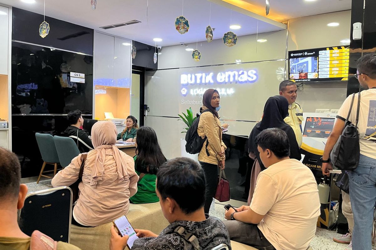 Butik Emas Diserbu Warga, Ada yang Datang dari Subuh dan Nomor Antrean sampai 281