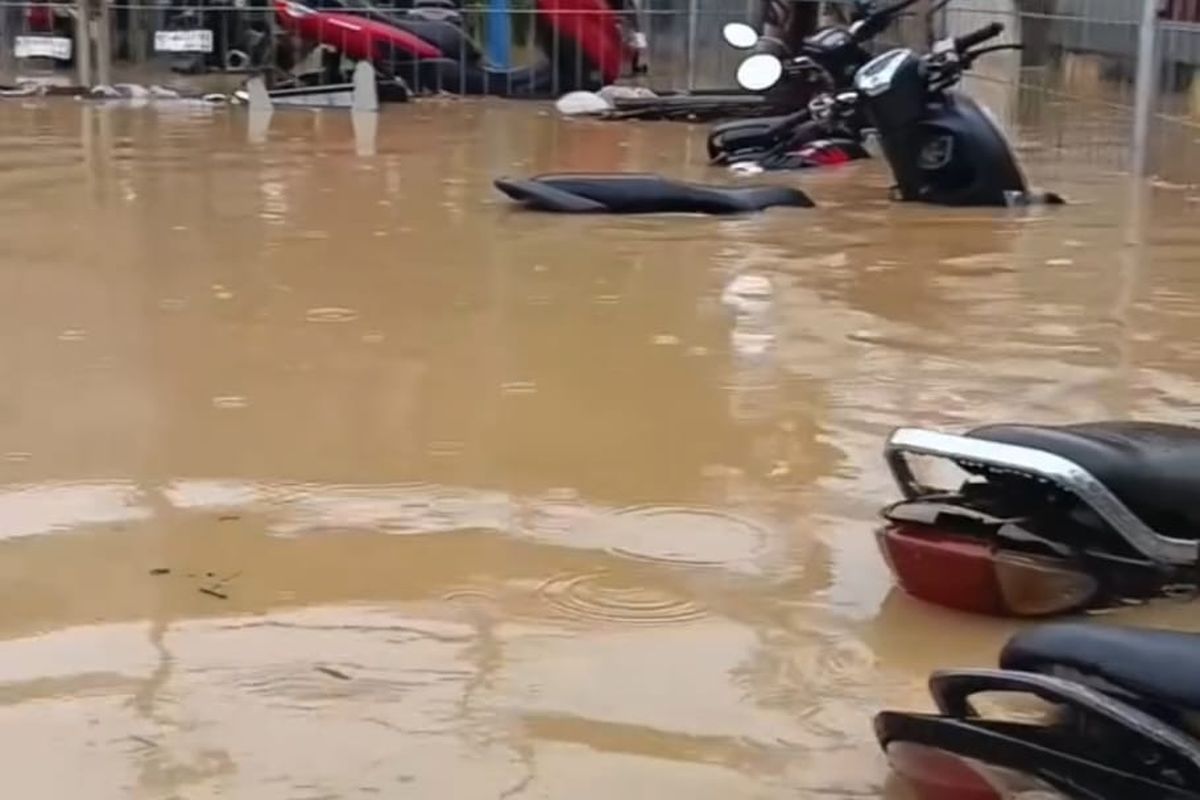 Banjir Besar Rendam Ratusan Rumah di Balikpapan, Warga: Saya Bangun ...