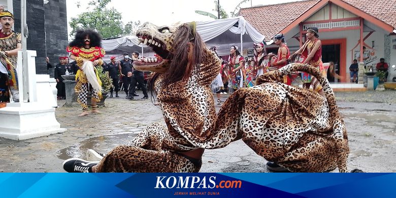 Daftarkan Bacaleg Ke KPU Kendal, PDI-P Bawa Kesenian Barongan, Partai ...
