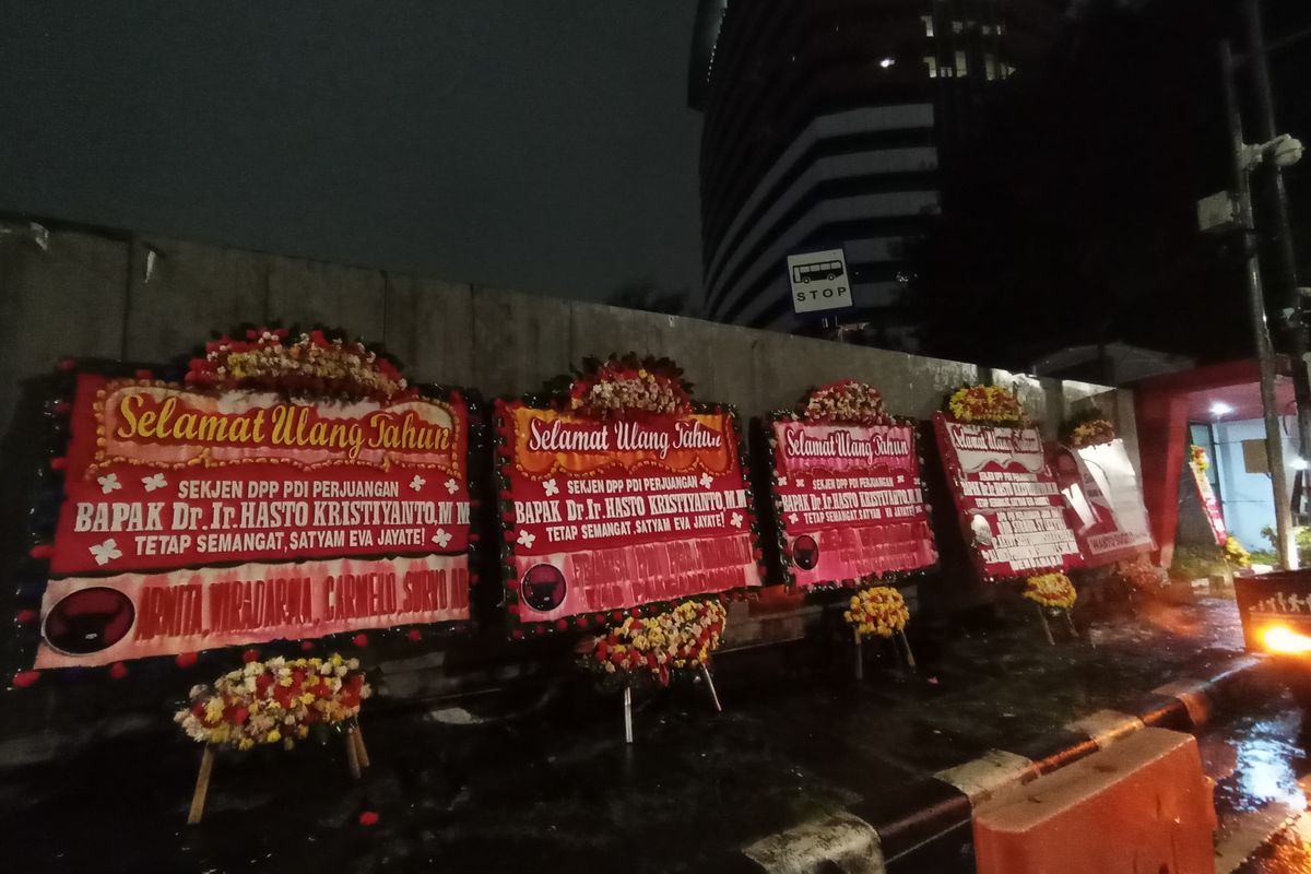 Hasto Ulang Tahun, Karangan Bunga Berjejer di Depan Gedung KPK