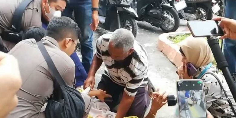 Ibu Agus Disabilitas Pingsan Usai Sidang Perdana Anaknya di PN Mataram
