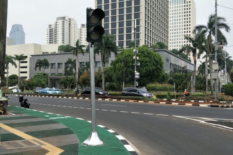 Jalur Sepeda di Trotoar Jalan Asia Afrika Kawasan GBK Terhalang Tiang