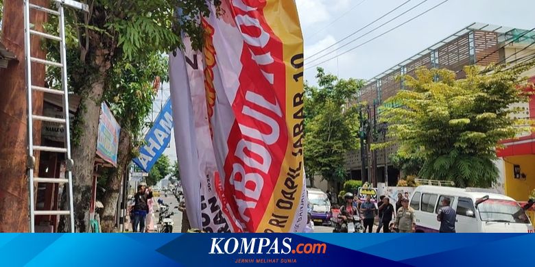 Bawaslu Kuningan Tertibkan APK di Jalan Protokol hingga Halaman Rumah