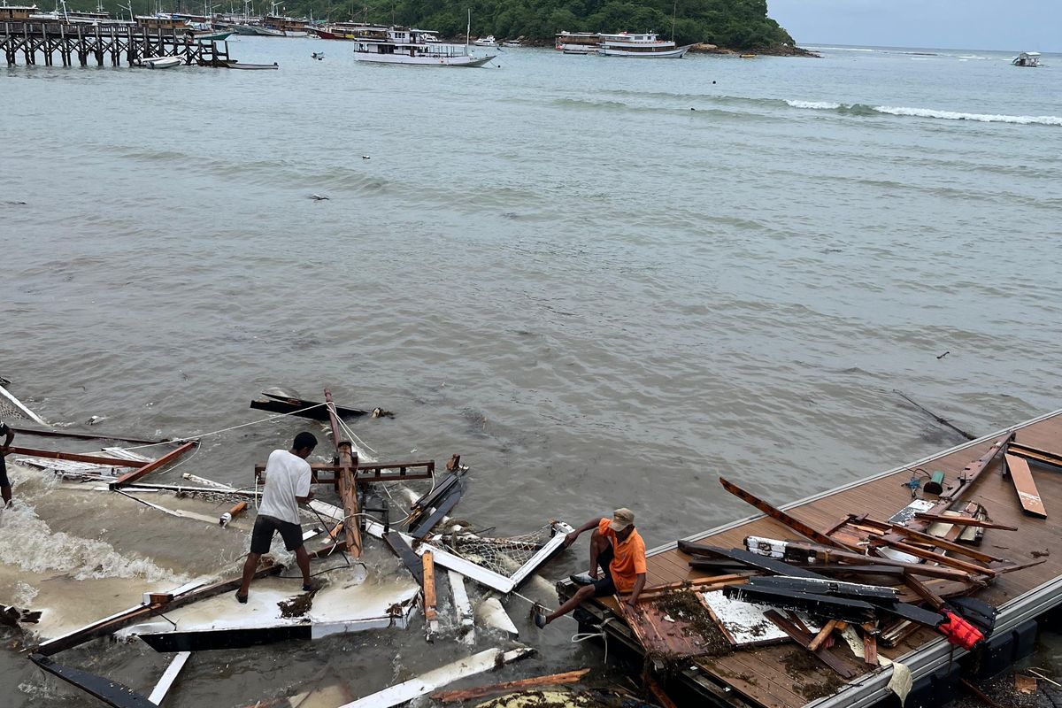 Kapal Pinisi di Labuan Bajo Tenggelam Dihantam Ombak Besar, ABK Selamat