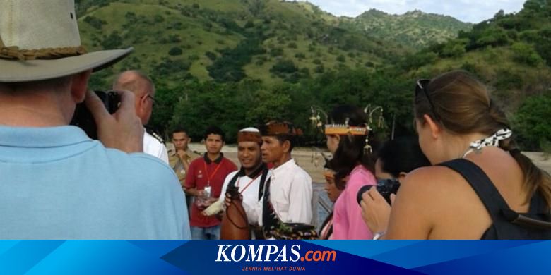 Tradisi Kepok Sambut Turis Kapal Pesiar di Pulau Komodo