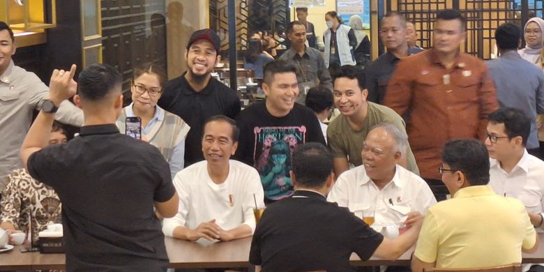 Kunjungi Mal Pentacity, Jokowi Makan Malam Bersama Para Menteri