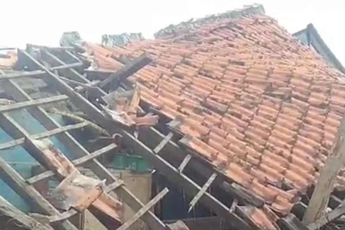 Atap Pasar Jatibarang Brebes Ambruk Diduga karena Lapuk