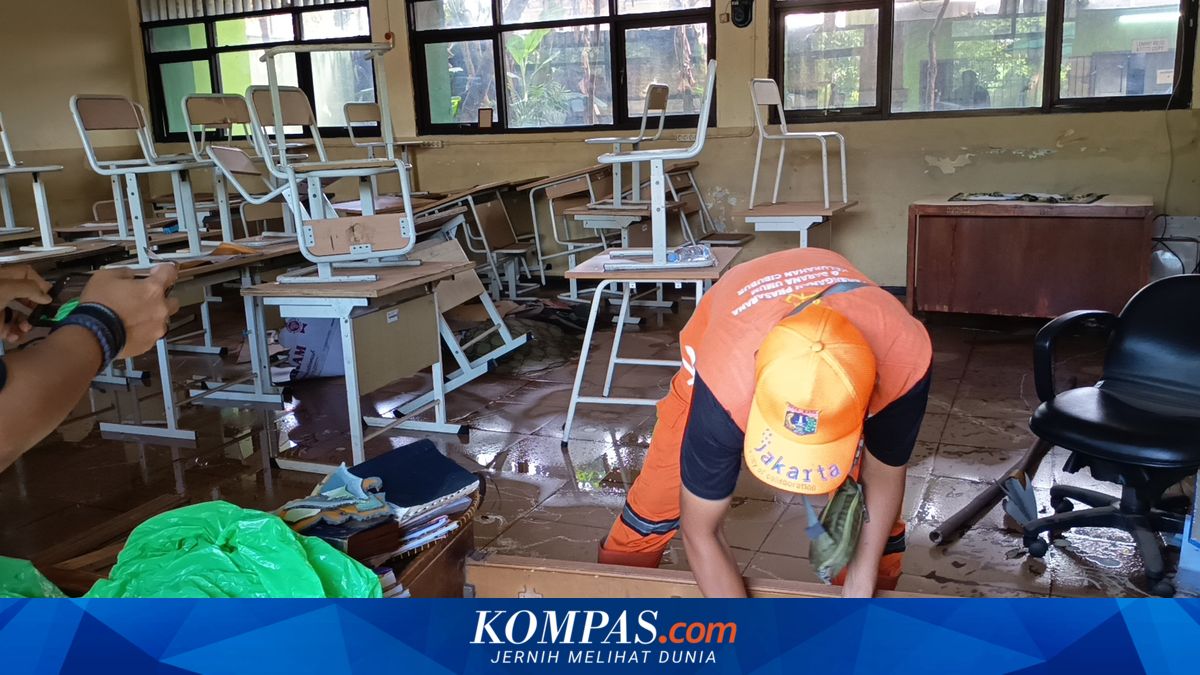 Pembersihan SMAN 99 Jakarta Pascabanjir Ditargetkan Rampung Sepekan