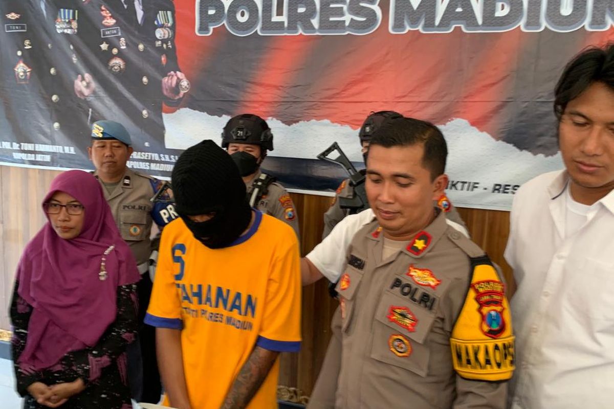 Emosi Wajah Istrinya Diejek, Tukang Bangunan Bunuh Pemandu Lagu Karaoke di Madiun