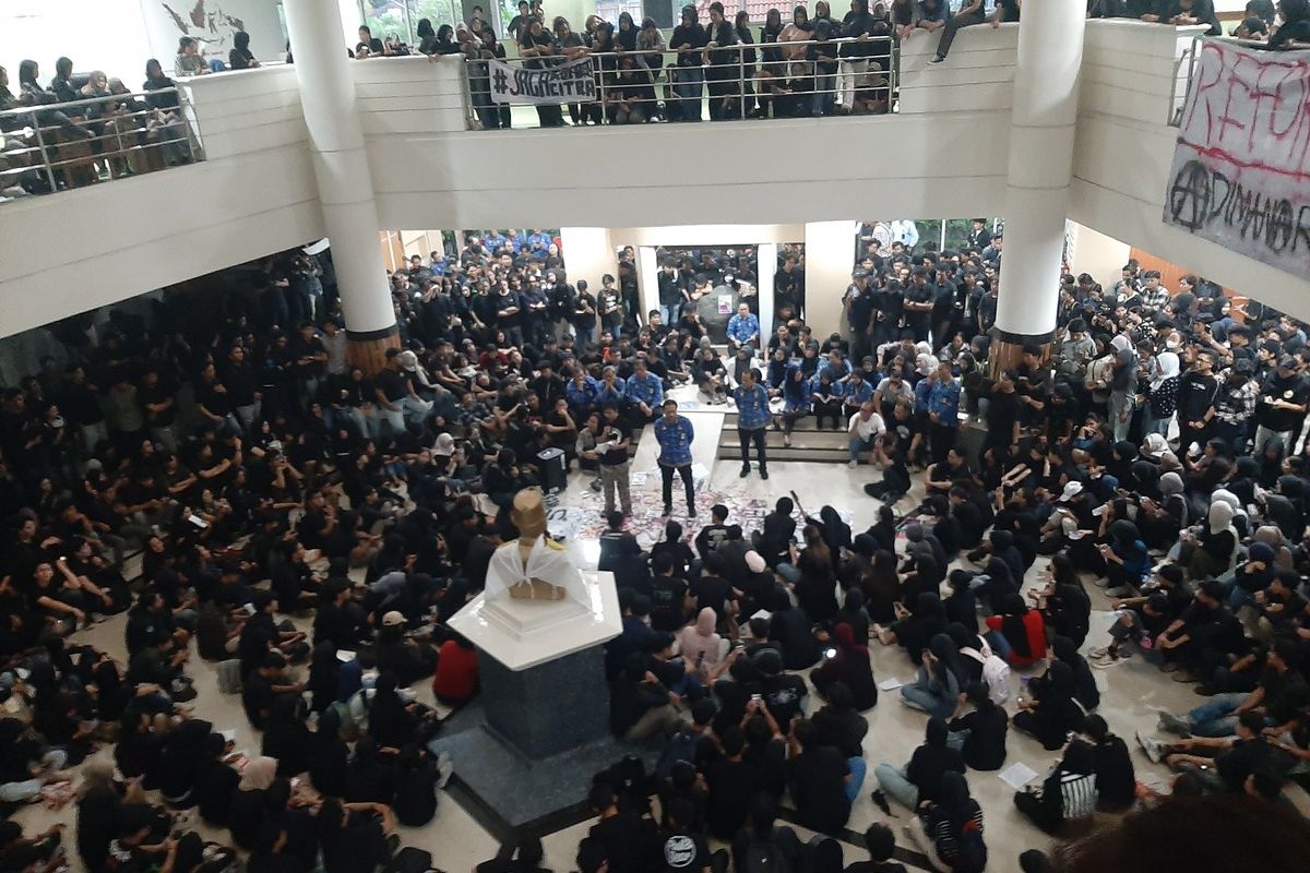 Mahasiswa UPN Veteran Yogyakarta Demo Rektorat, Desak Kasus Kekerasan ...